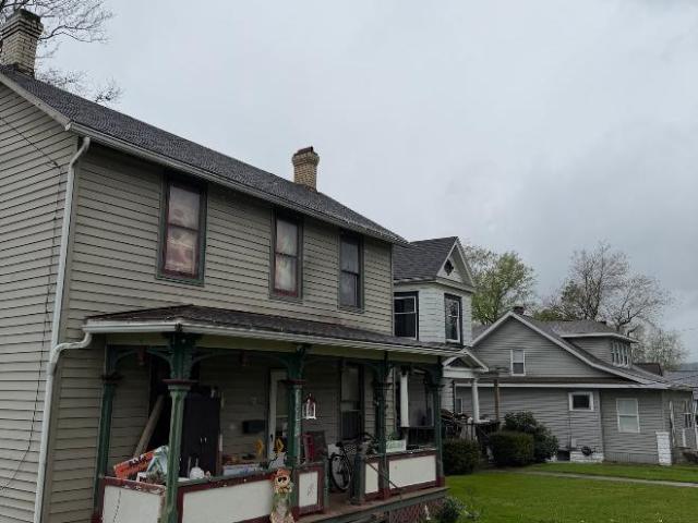 3 Br, 2 bath, Single Family 153 E Bissell Ave