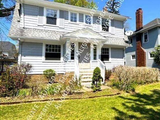 3 Br, 2 bath, Single Family 1542 Parkhill Rd