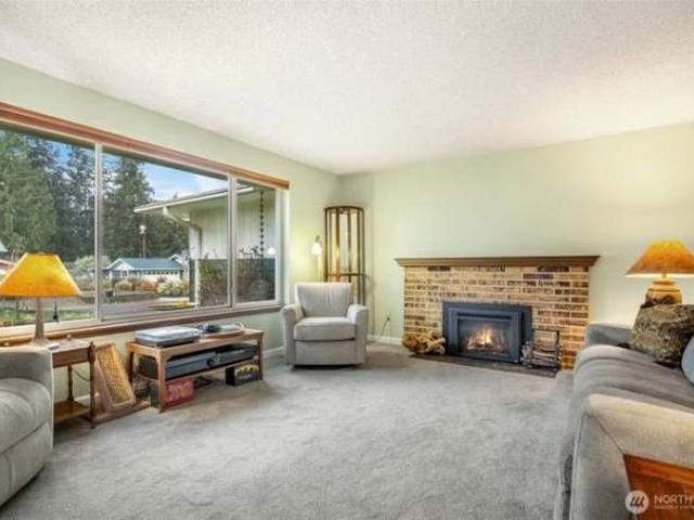 3 Br, 2 bath, Single Family 15509 100th Ave E