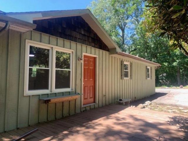 3 Br, 2 bath, Single Family 156 Pinnacle Ln