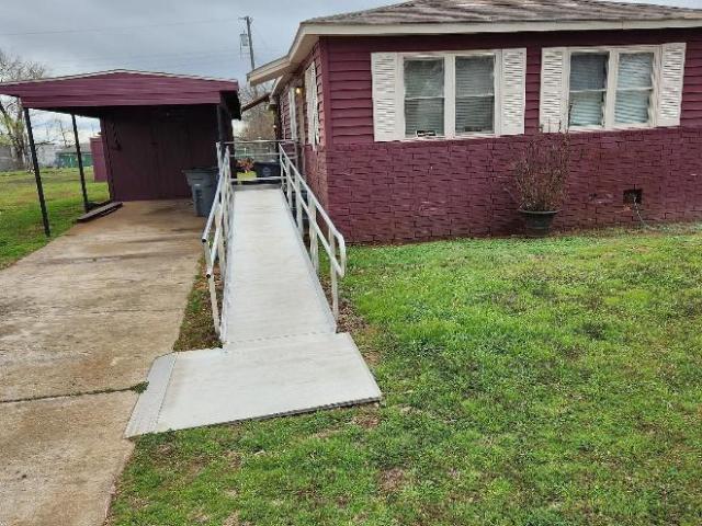 3 Br, 2 bath, Single Family 1606 SW Tennessee Ave