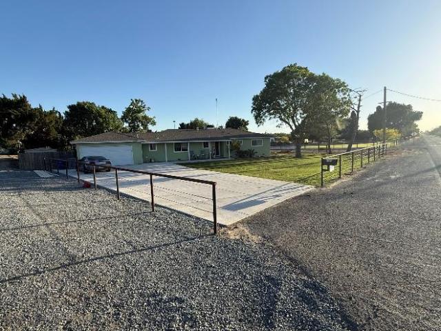 3 Br, 2 bath, Single Family 16095 Idaho Avenue
