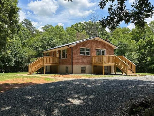 3 Br, 2 bath, Single Family 160 Oak Crest Rd