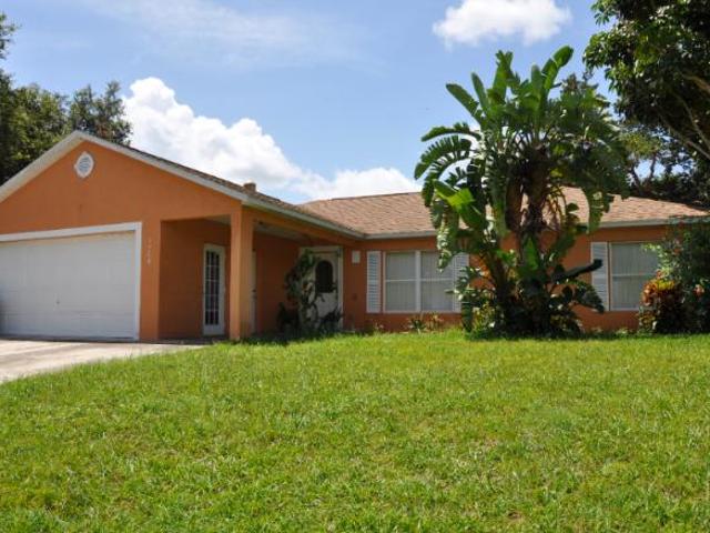 3 Br, 2 bath, Single Family 1706 Apache St Ne