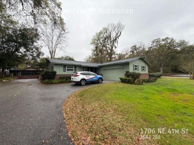 3 Br, 2 bath, Single Family 1706 Ne 4th St