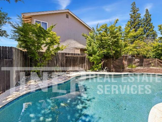3 Br, 2 bath, Single Family 1721 Oakwood Drive