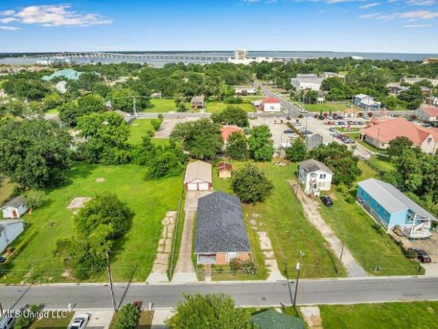 3 Br, 2 bath, Single Family 172 Hoxie St