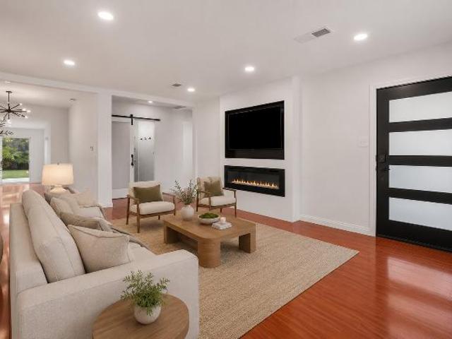 3 Br, 2 bath, Single Family 17337 Emelita St