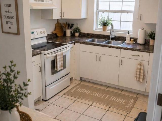 3 Br, 2 bath, Single Family 1734 Montana Ave NE