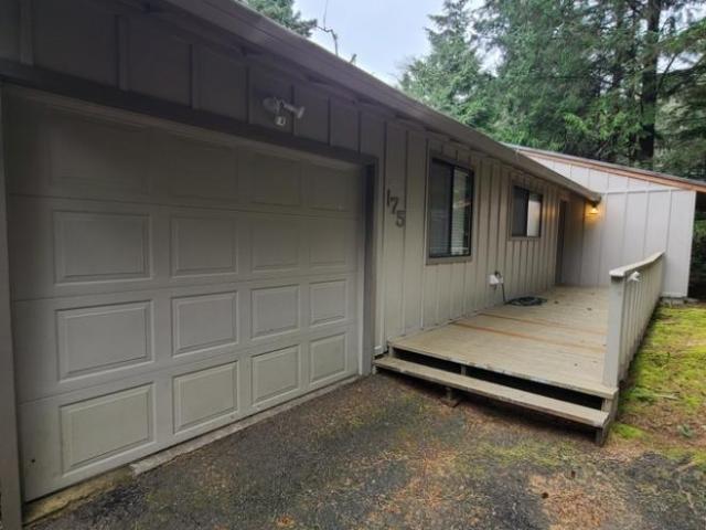 3 Br, 2 bath, Single Family 175 SW The Pines Dr