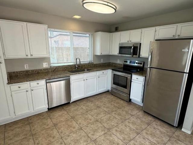 3 Br, 2 bath, Single Family 176 N 166th Ln