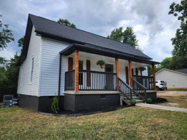 3 Br, 2 bath, Single Family 1828 Maxton Ave