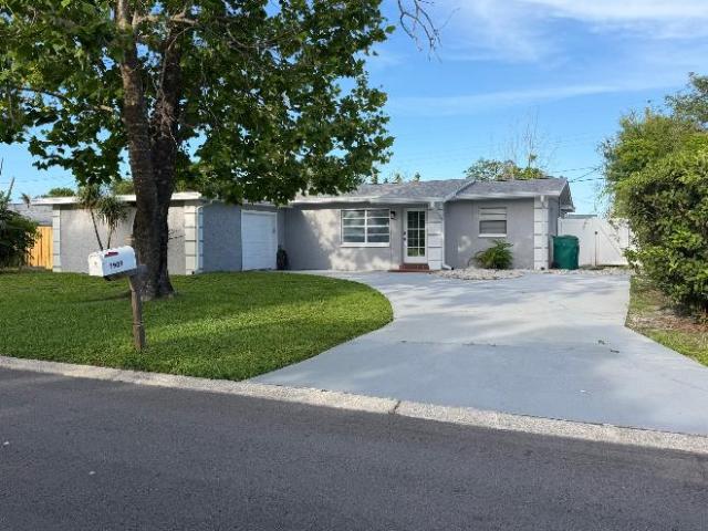 3 Br, 2 bath, Single Family 1909 Oakwood Dr