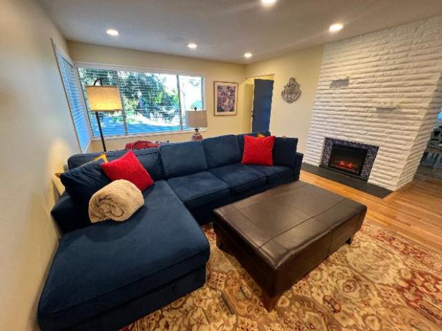 3 Br, 2 bath, Single Family 1910 NE Crane St