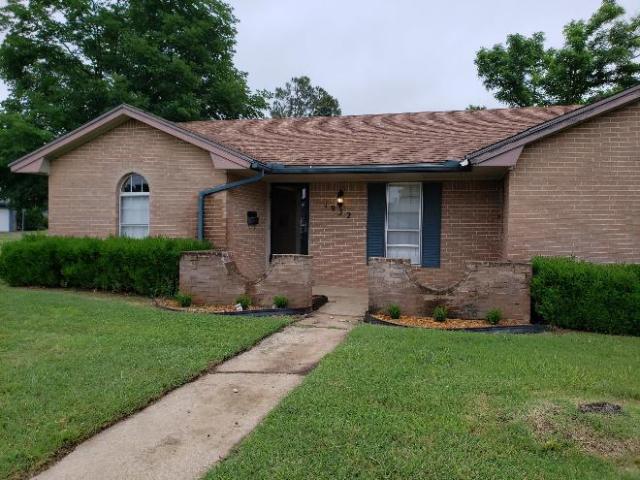 3 Br, 2 bath, Single Family 1932 Elmhurst Dr
