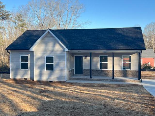 3 Br, 2 bath, Single Family 1940 29th St Ne