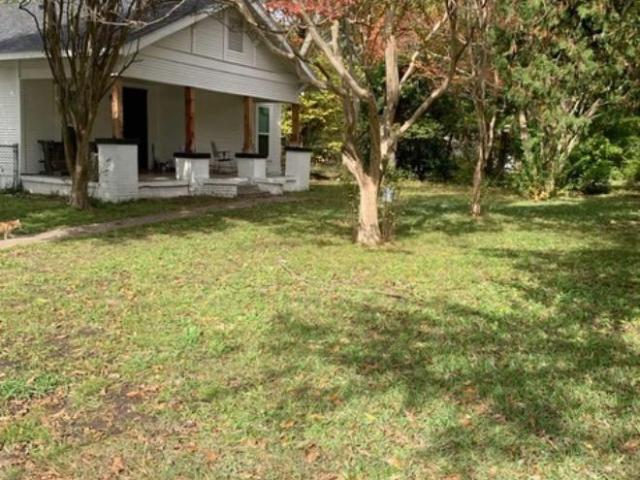 3 Br, 2 bath, Single Family 1005 Wolfe City Drive