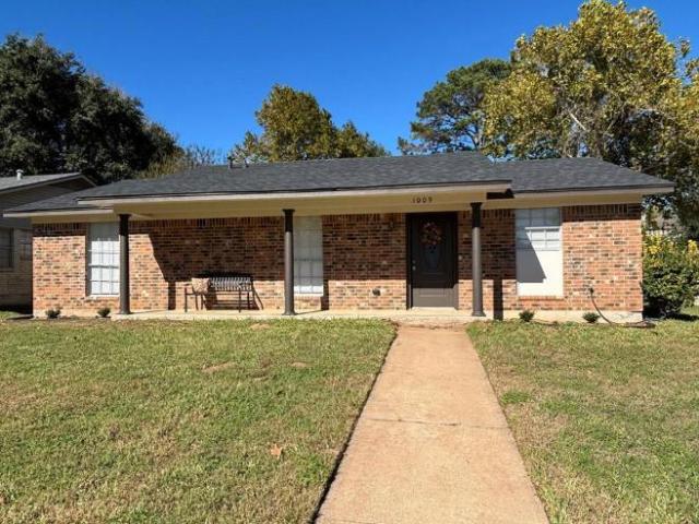 3 Br, 2 bath, Single Family 1009 Lawndale Ave