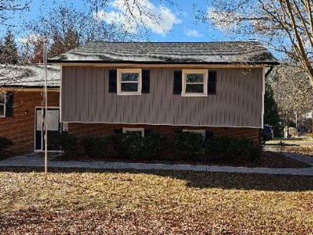 3 Br, 2 bath, Single Family 1010 Lewisville Clemmons Rd