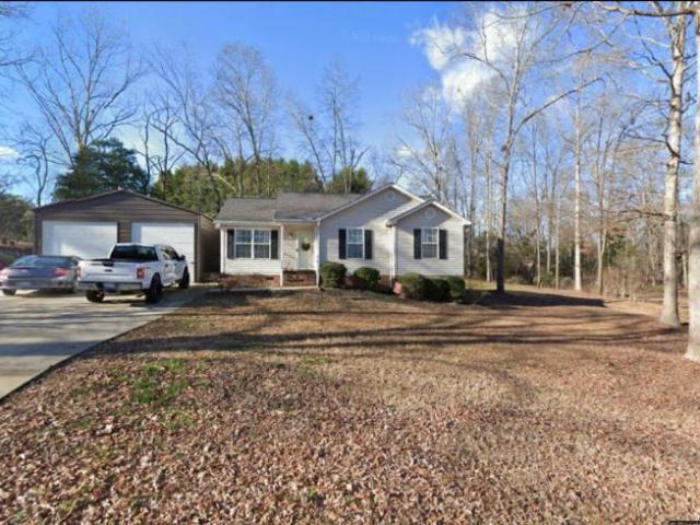 3 Br, 2 bath, Single Family 101 S Fox Cir