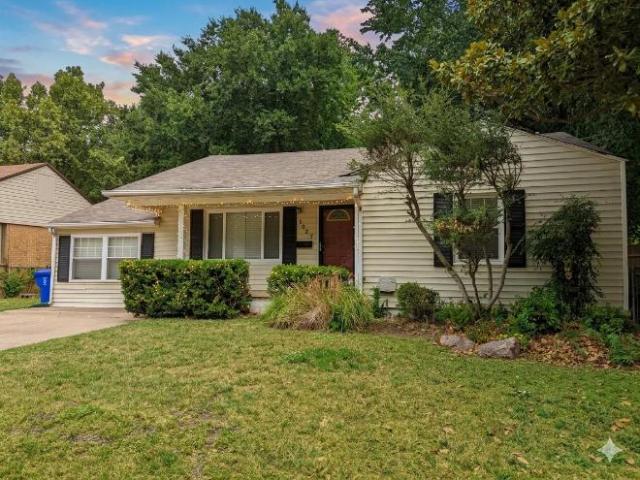 3 Br, 2 bath, Single Family 1027 W Apache St