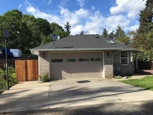 3 Br, 2 bath, Single Family 102 Manly St