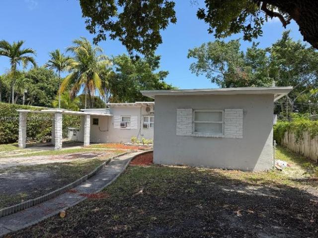 3 Br, 2 bath, Single Family 10335 NW 2nd Ct