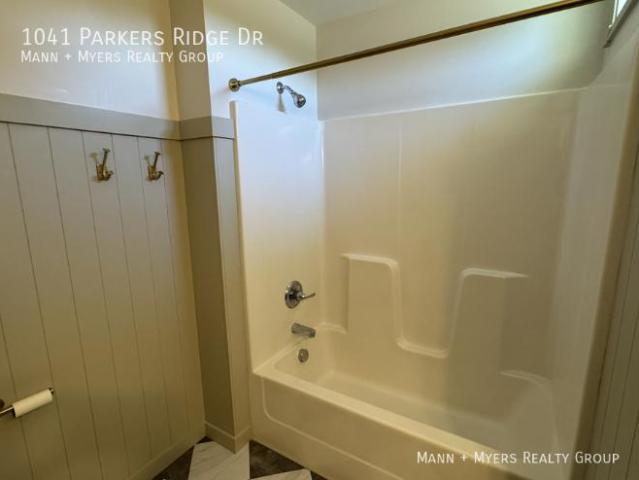 3 Br, 2 bath, Single Family 1041 Parkers Ridge Dr