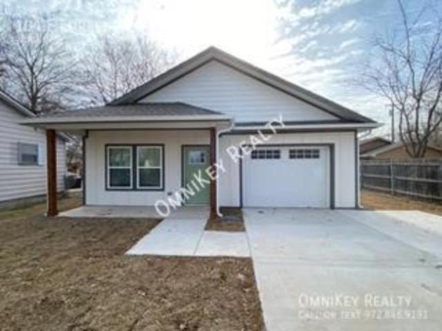 3 Br, 2 bath, Single Family 104 E Forest Ave