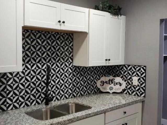 3 Br, 2 bath, Single Family 105 N Los Robles Dr