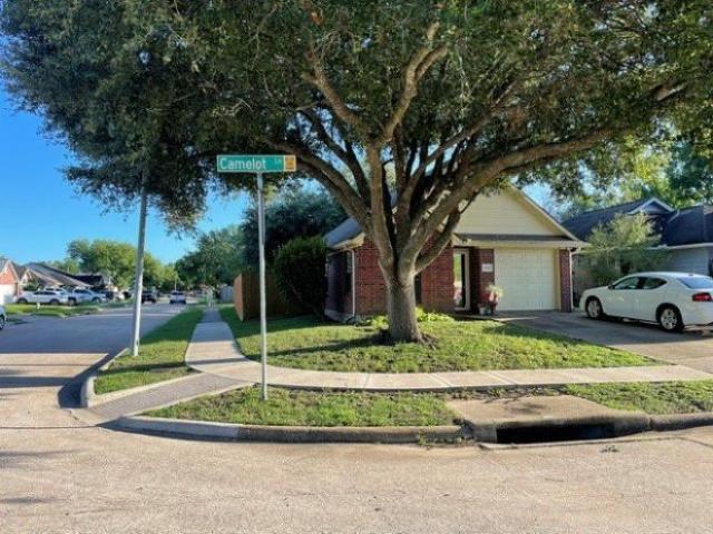 3 Br, 2 bath, Single Family 1102 Camelot Ln