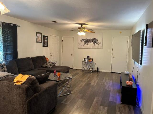3 Br, 2 bath, Single Family 1102 Wooddell Dr