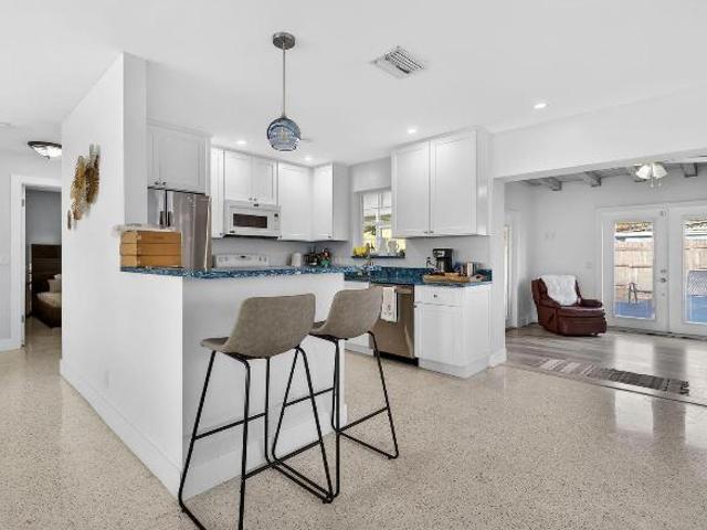 3 Br, 2 bath, Single Family 1123 SE 2nd Avenue