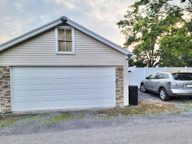 3 Br, 2 bath, Single Family 1160 Upper Mulberry