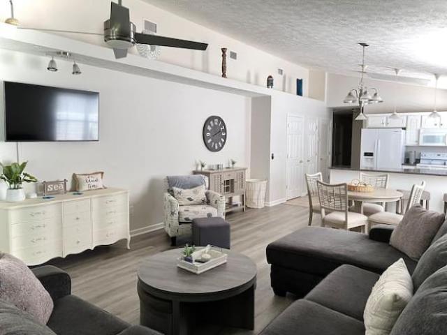 3 Br, 2 bath, Single Family 11723 Sand Castle Ln