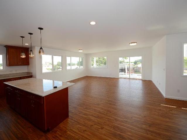 3 Br, 2 bath, Single Family 1182 Palekaiko