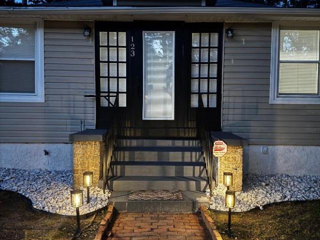 3 Br, 2 bath, Single Family 123 John St