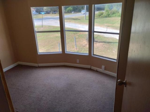 3 Br, 2 bath, Single Family 120 SE Camelot Loop