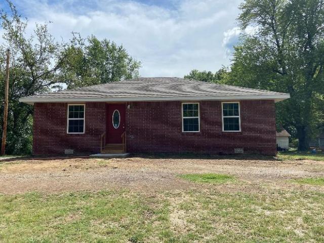 3 Br, 2 bath, Single Family 1214 E 2nd St