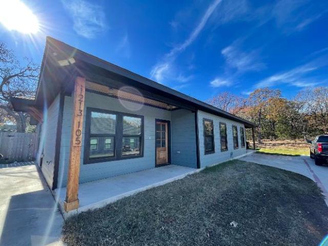 3 Br, 2 bath, Single Family 1215 Oak Drive