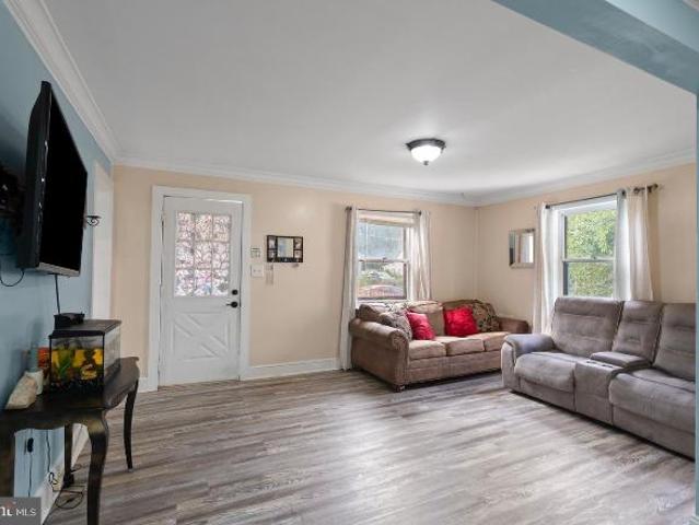 3 Br, 2 bath, Single Family 121 N Huron Dr