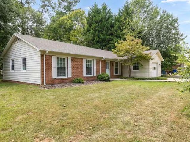 3 Br, 2 bath, Single Family 122 Westview Dr