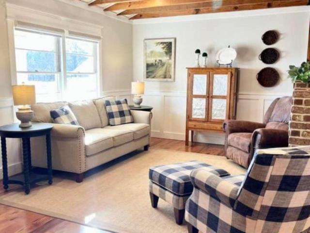 3 Br, 2 bath, Single Family 1260 Main St E