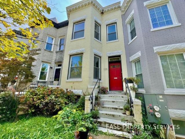 3 Br, 2 bath, Single Family 128 Adams Street Nw