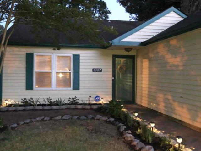 3 Br, 2 bath, Single Family 1307 Petrell Dr