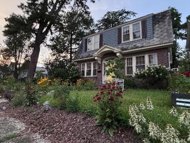 3 Br, 2 bath, Single Family 130 W Leicester Ave