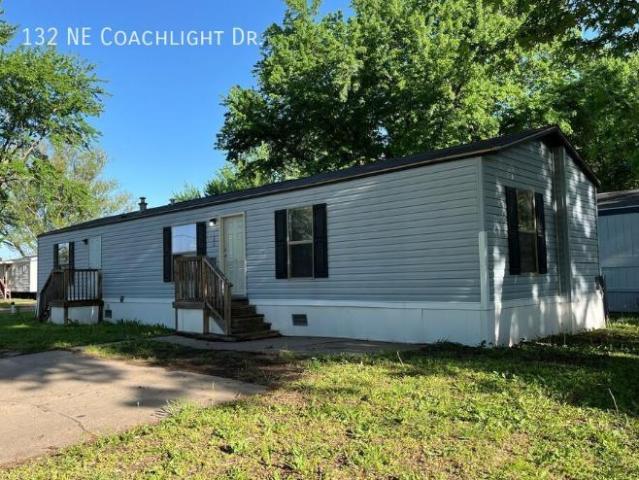 3 Br, 2 bath, Single Family 132 NE Coachlight Dr