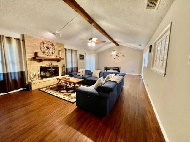 3 Br, 2 bath, Single Family 13806 Woodbreeze