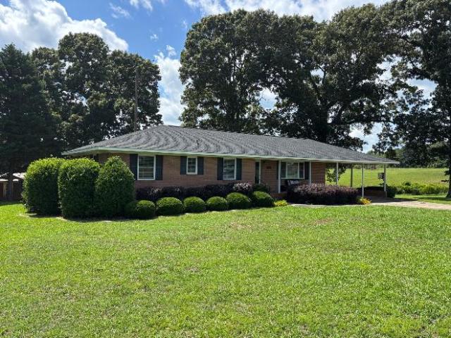 3 Br, 2 bath, Single Family 243 Dowd Rd