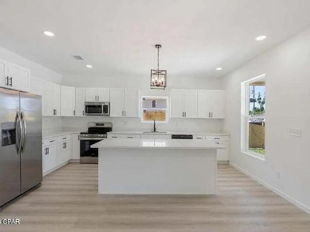 3 Br, 2 bath, Single Family 2514 N Bonita Ave